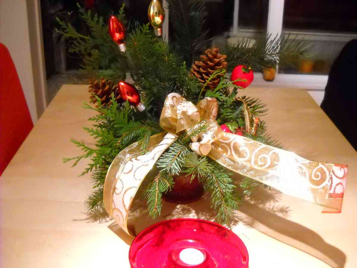 17 Christmas Flower Arrangement Ideas - Homestead Gardener